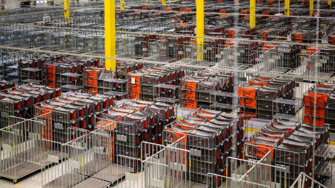 Offizieller Start für Amazons nördlichstes Verteilzentrum - About ...