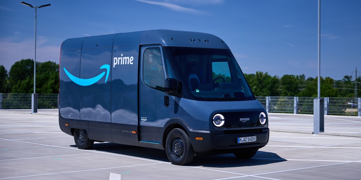 Amazons maßgeschneiderte Vans von Rivian im Einsatz
