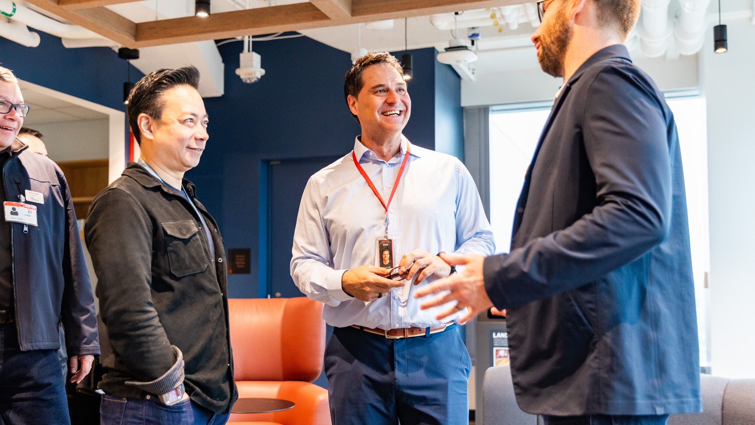 Le maire de Vancouver Ken Sim visite les nouveaux bureaux d’Amazon au ...